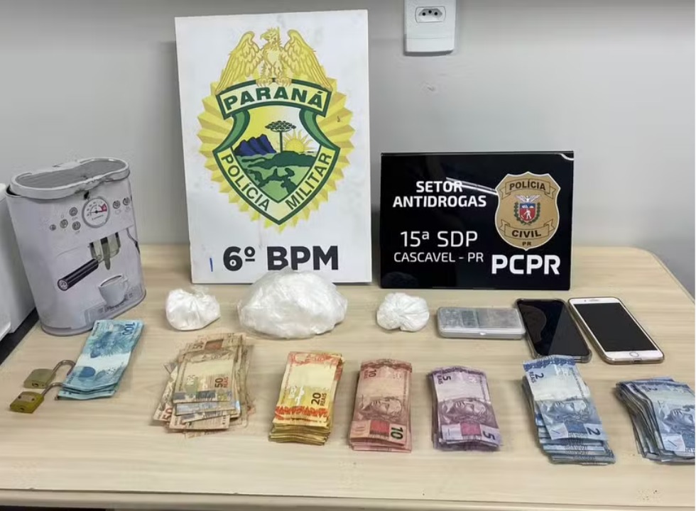 Mãe E Padrasto São Presos Após Cocaína Ser Encontrada Na Mochila De